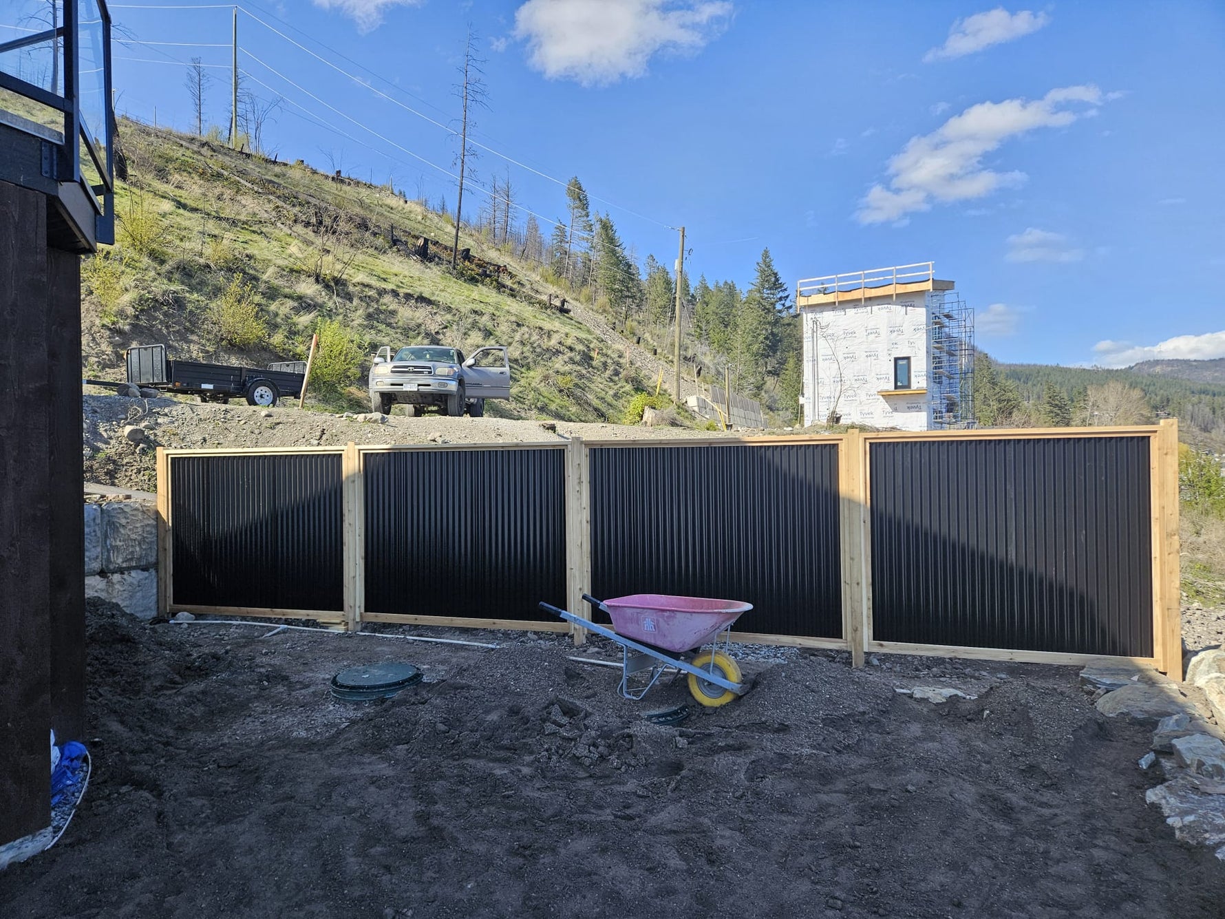 Corrugated Metal Fence Panels for Windy Areas: What Really Holds Up
